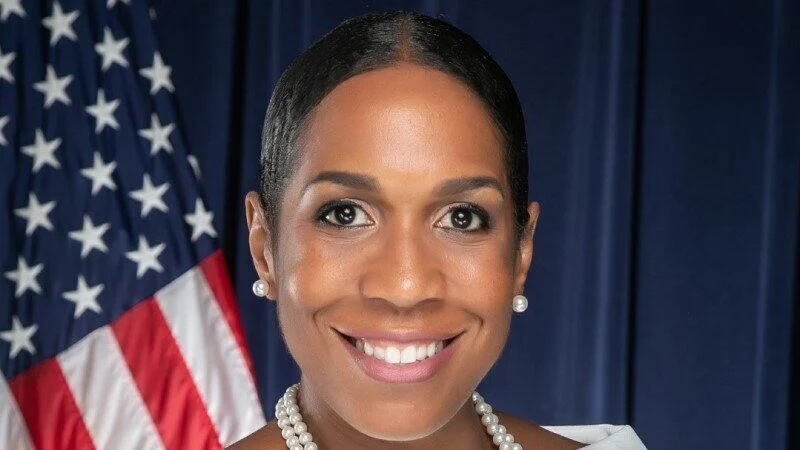 Wicegubernator Juliana Stratton stoi na czele delegacji Illinois ...