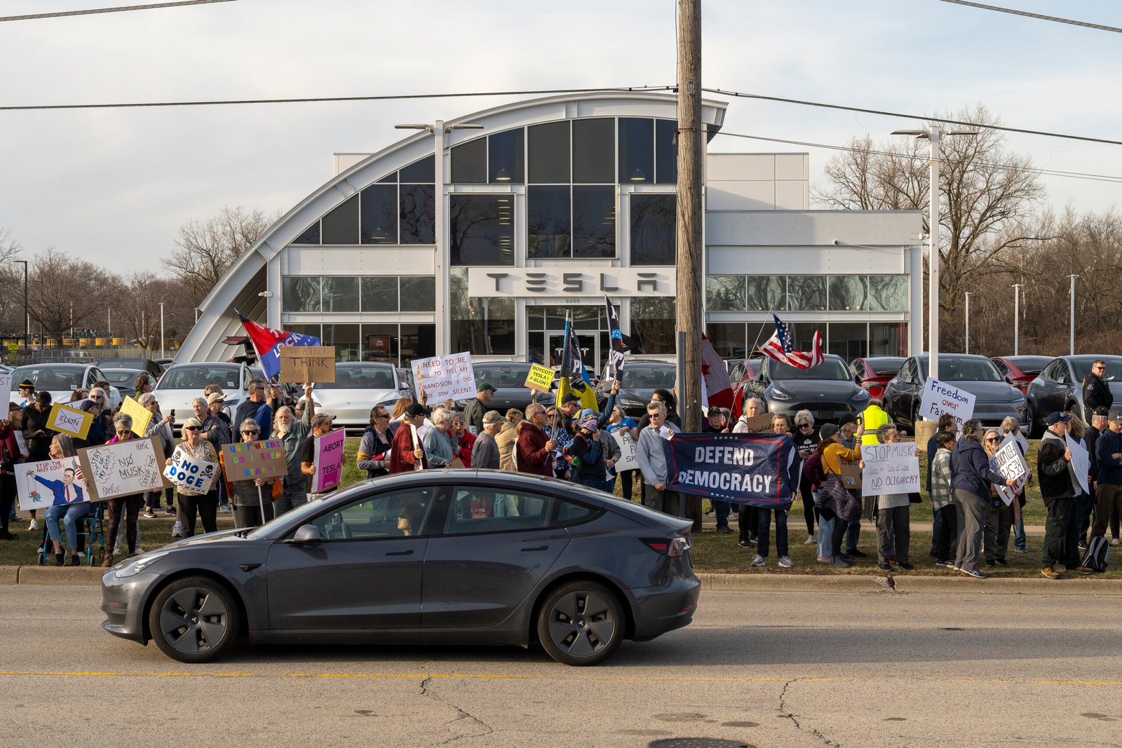 Kolejny protest przed salonem Tesli w Illinois - POLSKI FM 92.7 ...