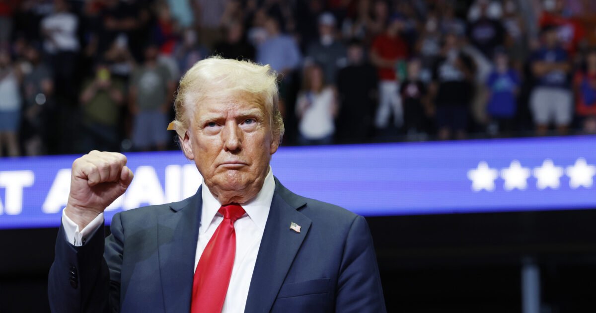 Donald Trump na wiecu ze swoimi wyborcami nazwał Kamalę Harris skrajnie ...